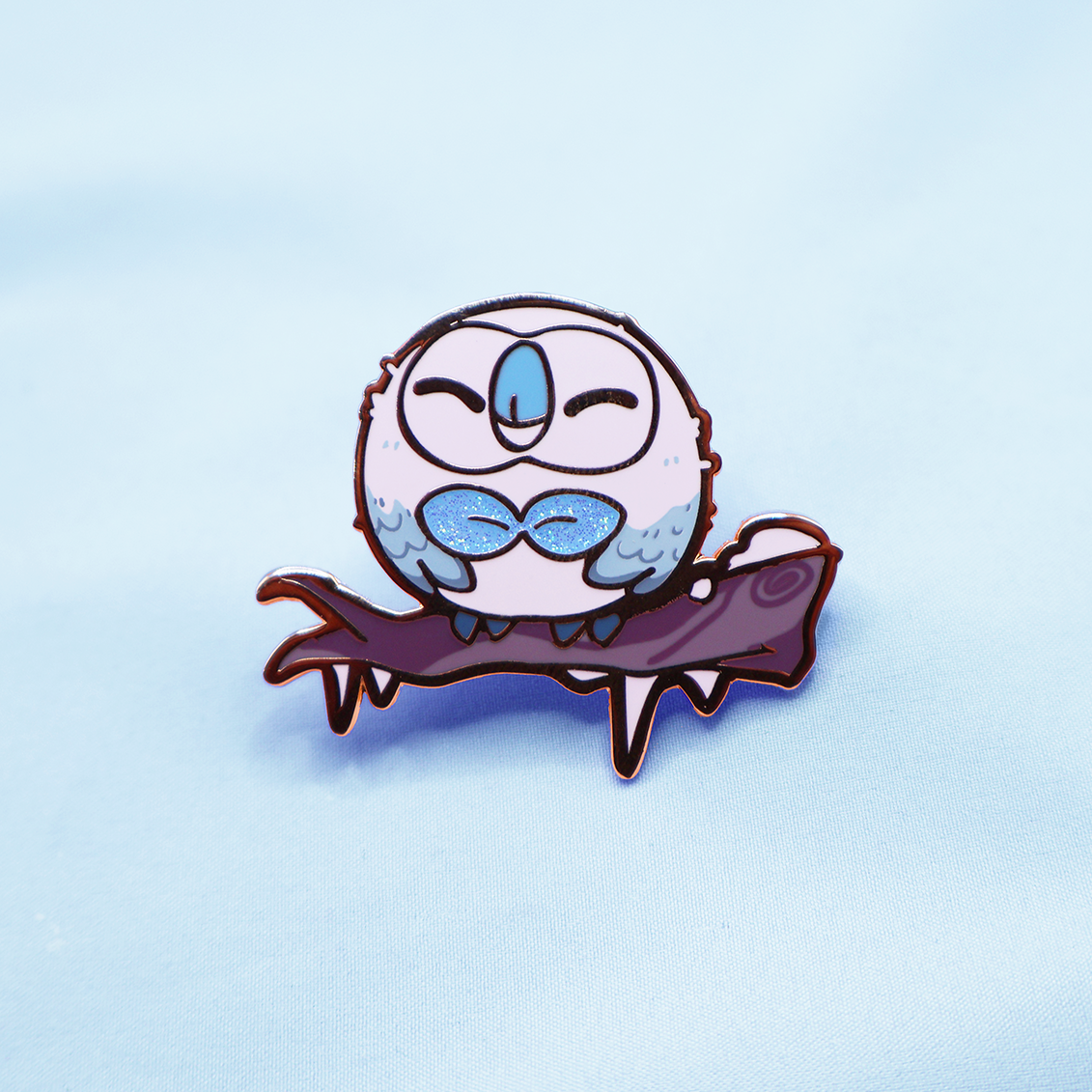 SNOW OWL ROWLET [WINTER FORM] ENAMEL PIN – MAMOBOT